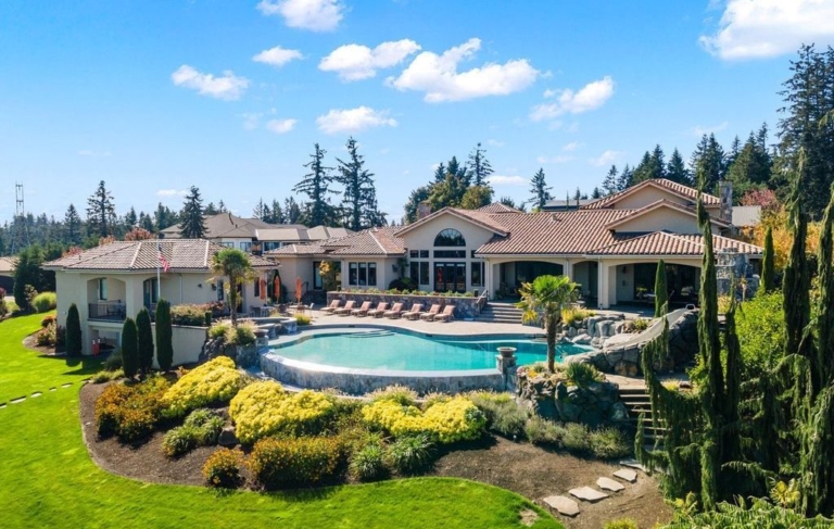 Exclusive Vineyard Retreat: Tuscan-Style Villa on Pete's Mountain ...