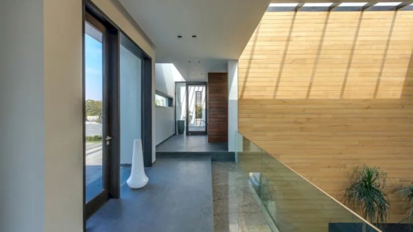 House Outhouse with centralized open spaces by DADA Partners