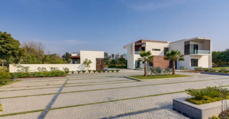 House Outhouse with centralized open spaces by DADA Partners