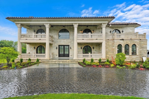 Inviting and Luxurious: Custom-Built Estate in Illinois with Timeless ...