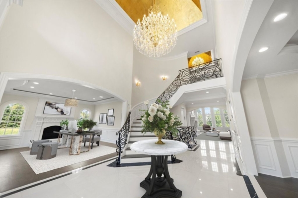 Inviting and Luxurious: Custom-Built Estate in Illinois with Timeless ...