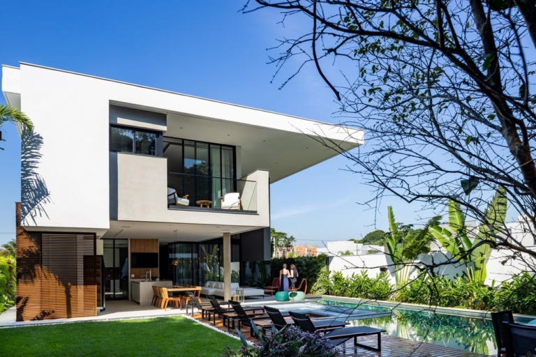 Liu House, Glass-Infused Beachfront Sanctuary by Raiz Arquitetura