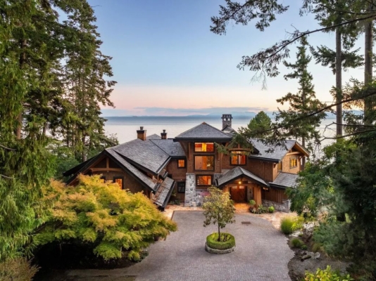 Gated Grandeur: Luxurious Waterfront Estate on Beautiful Trail Bay ...