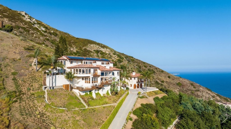 Charming Mediterranean Villa with Panoramic Ocean Views in Malibu Hits ...