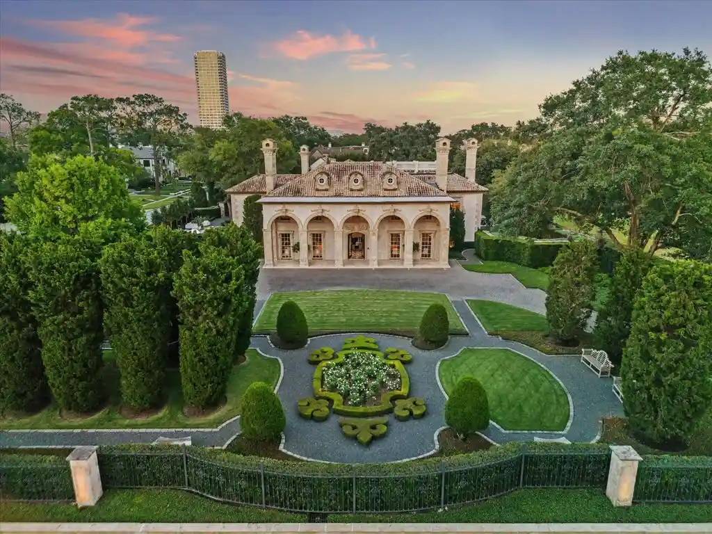 Exquisite Fully-Gated Estate at 2307 River Oaks Blvd Embodies the ...
