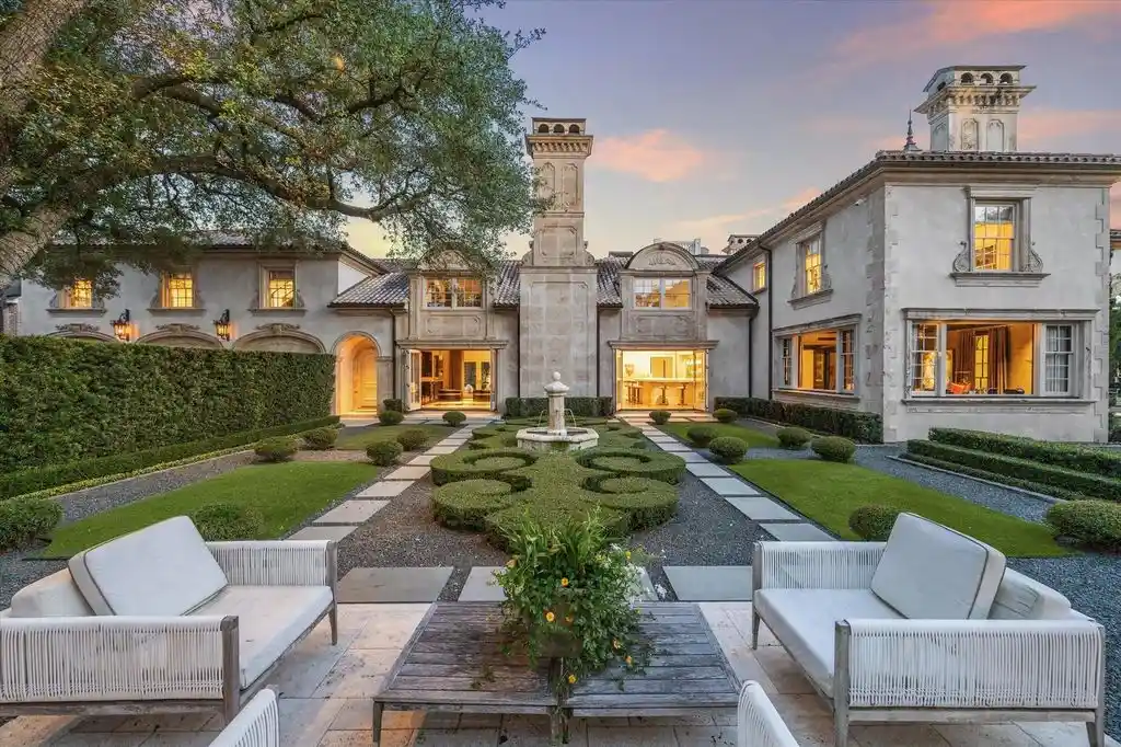 Exquisite Fully-Gated Estate at 2307 River Oaks Blvd Embodies the ...
