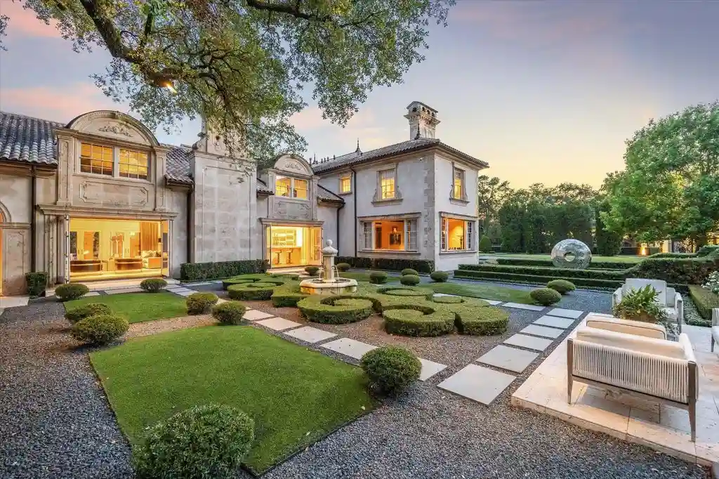 Exquisite Fully-Gated Estate at 2307 River Oaks Blvd Embodies the ...